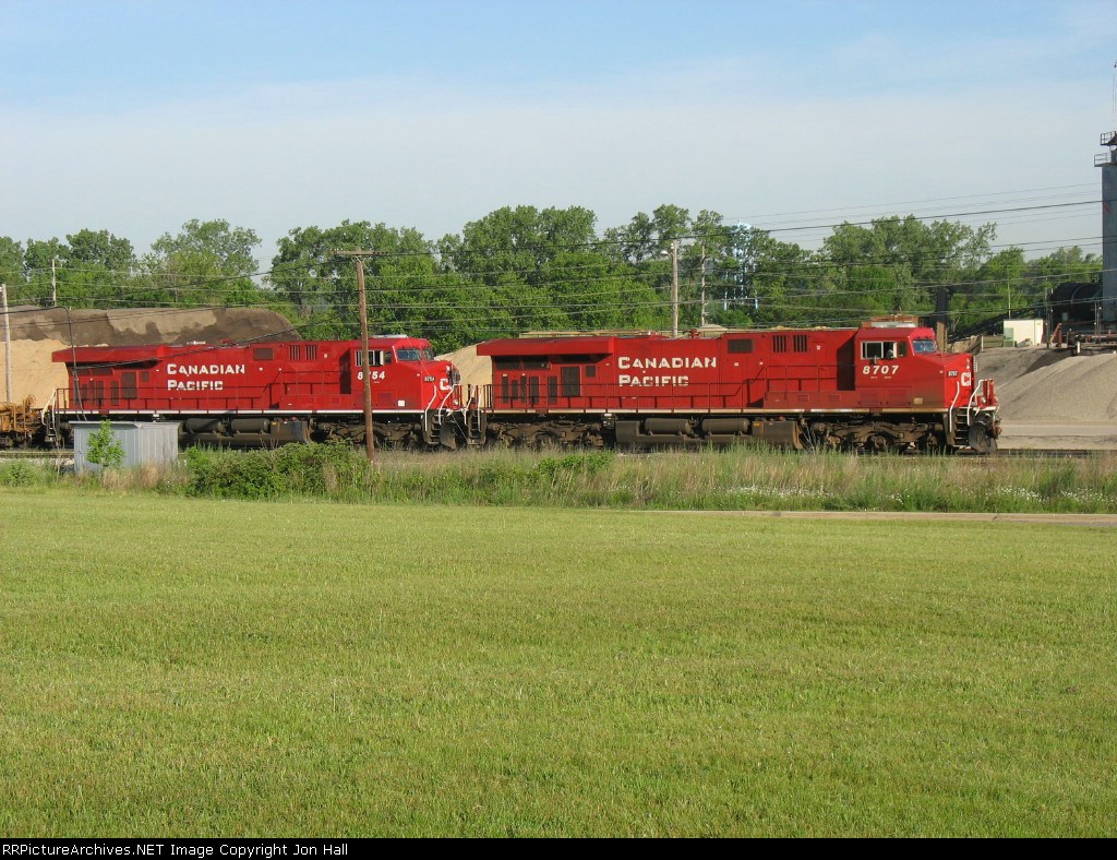 CP 8707 and 8754 waiting to head east with X500-05